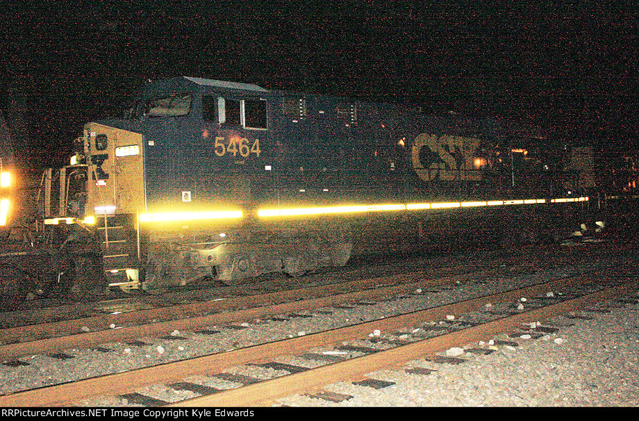 CSX ES40DC #5464 on Q301-27